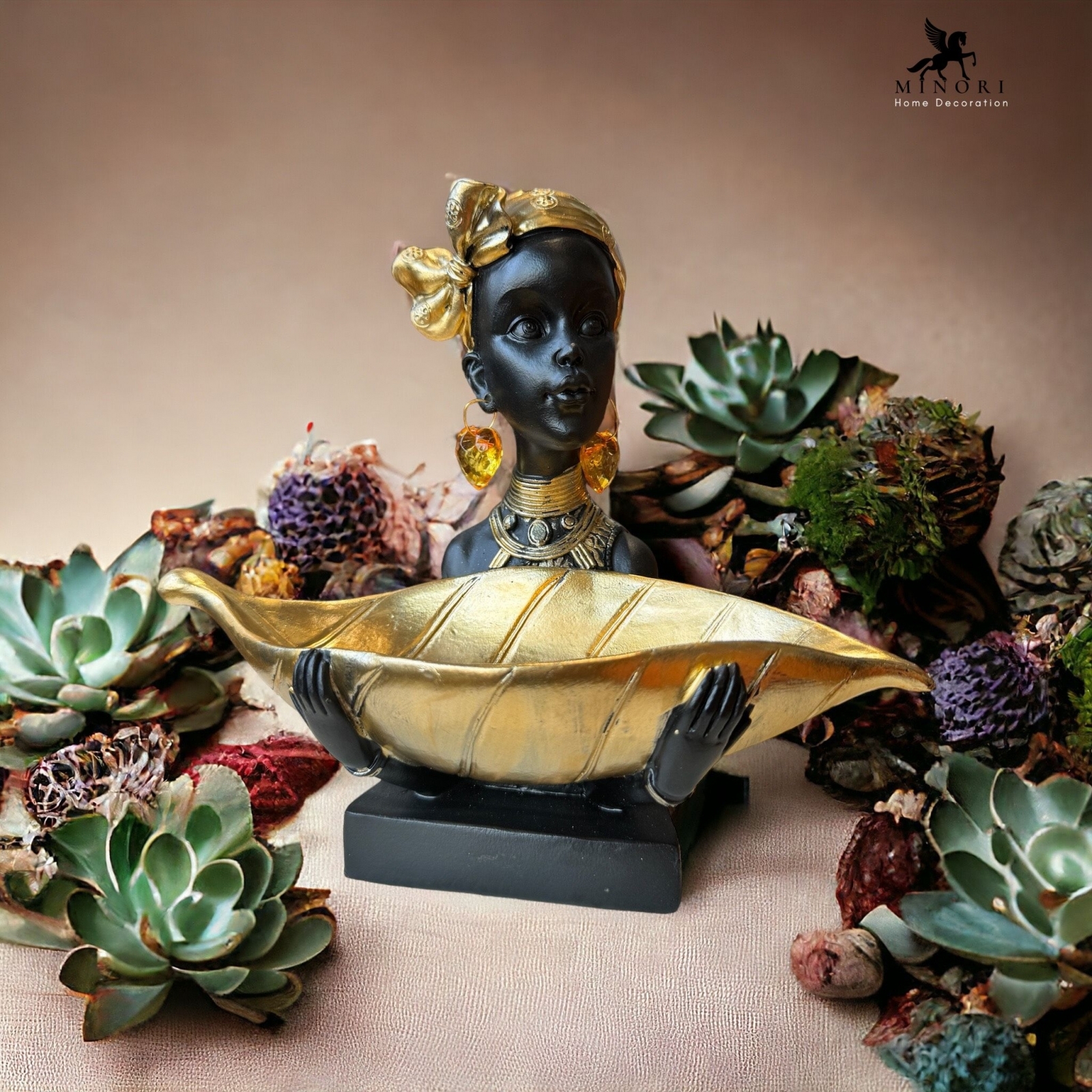 CÔ GÁI CHIẾC LÁ